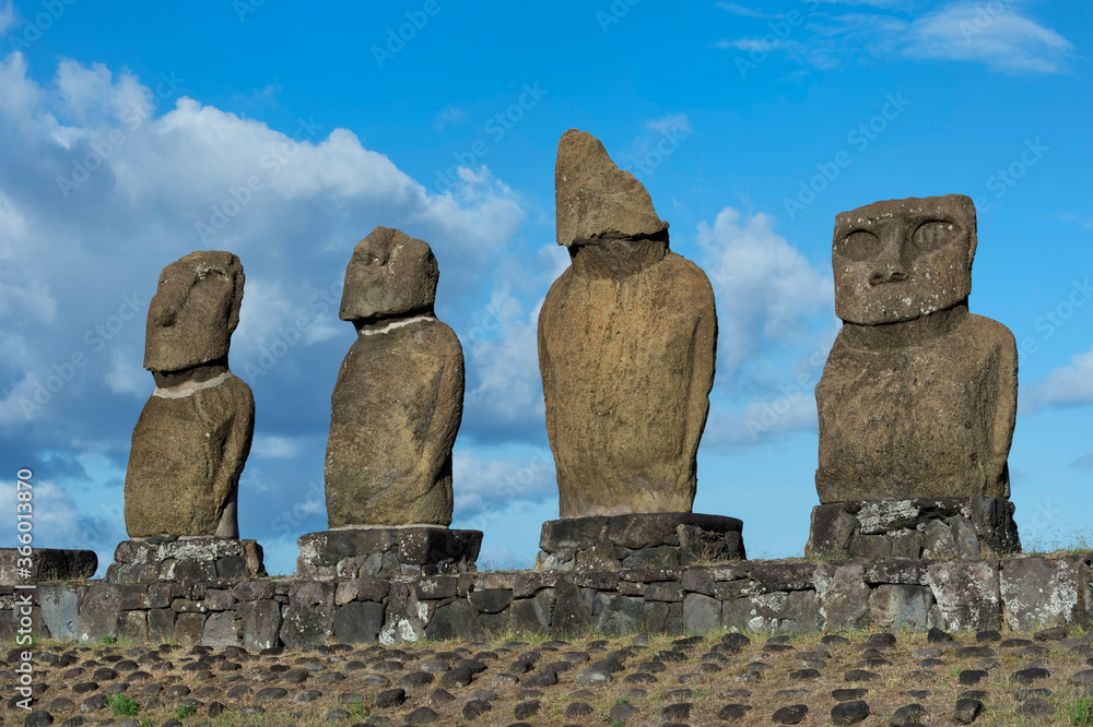 Foto de Moais at Tahai ceremonial complex, Hanga Roa, Rapa Nui National ...