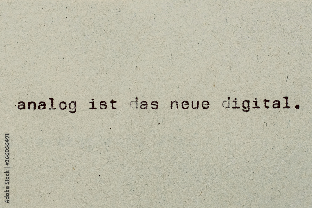 analog ist das neue digital als Text auf Papier mit Schreibmaschine ...