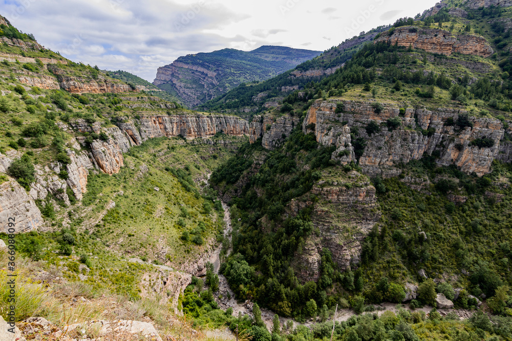 Paseo por el pueblo de Trevijano, Rioja y el cañon del rió de Leza ...