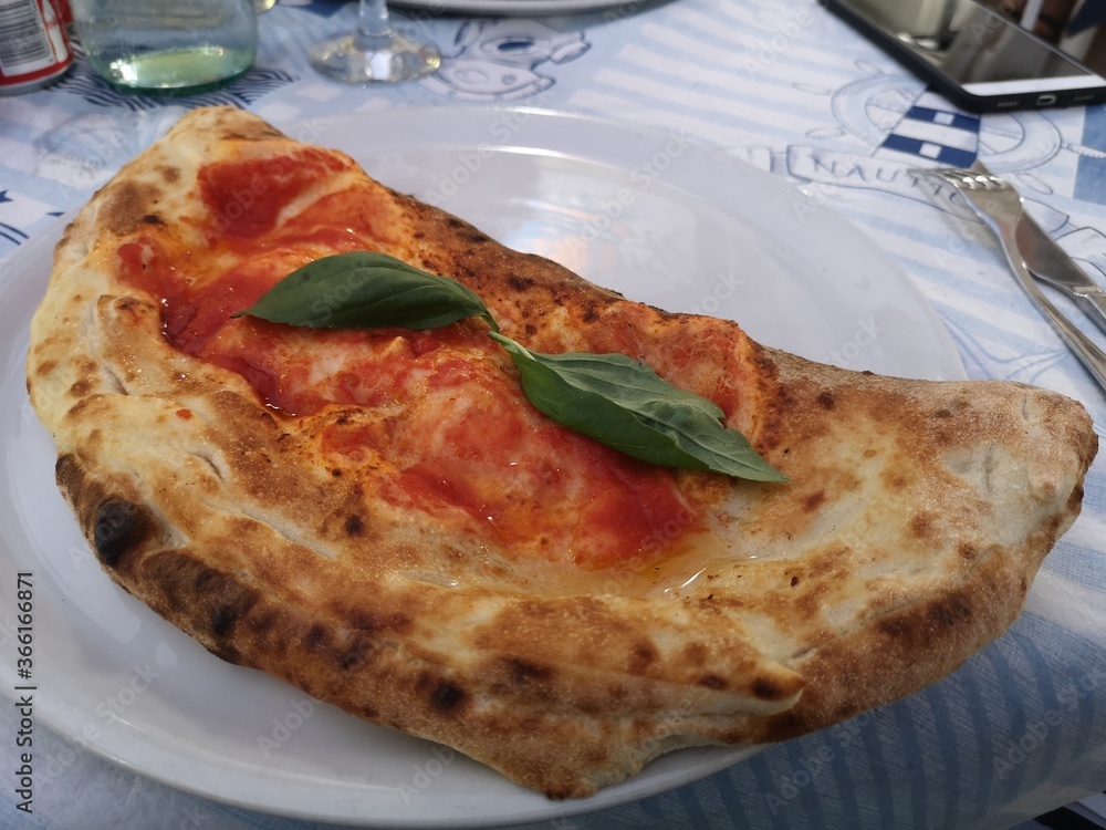 Calzone napoletano, ricotta mozzarella, pomodoro, sugo, basilico Stock ...