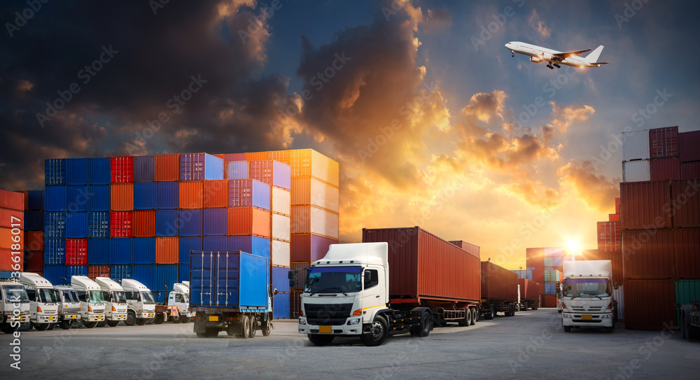 Fotografia do Stock: Container truck in ship port for business ...