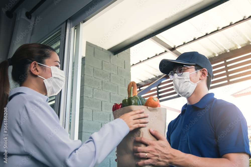 Delivery of asian man wearing a protective mask during an epidemic ...