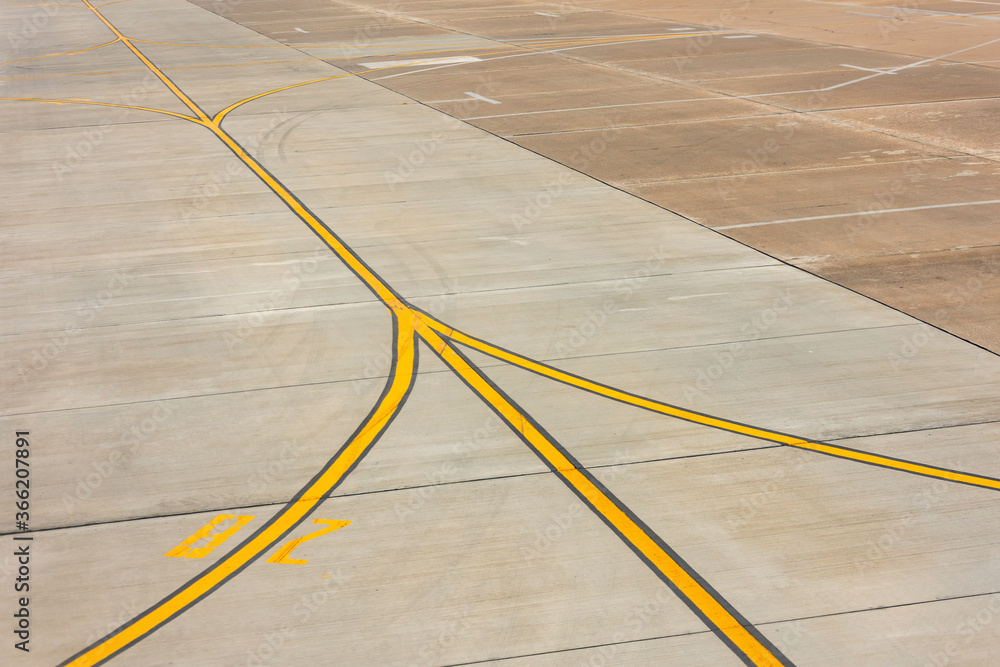Foto de Line markings indicating directions solution for airliners. do ...