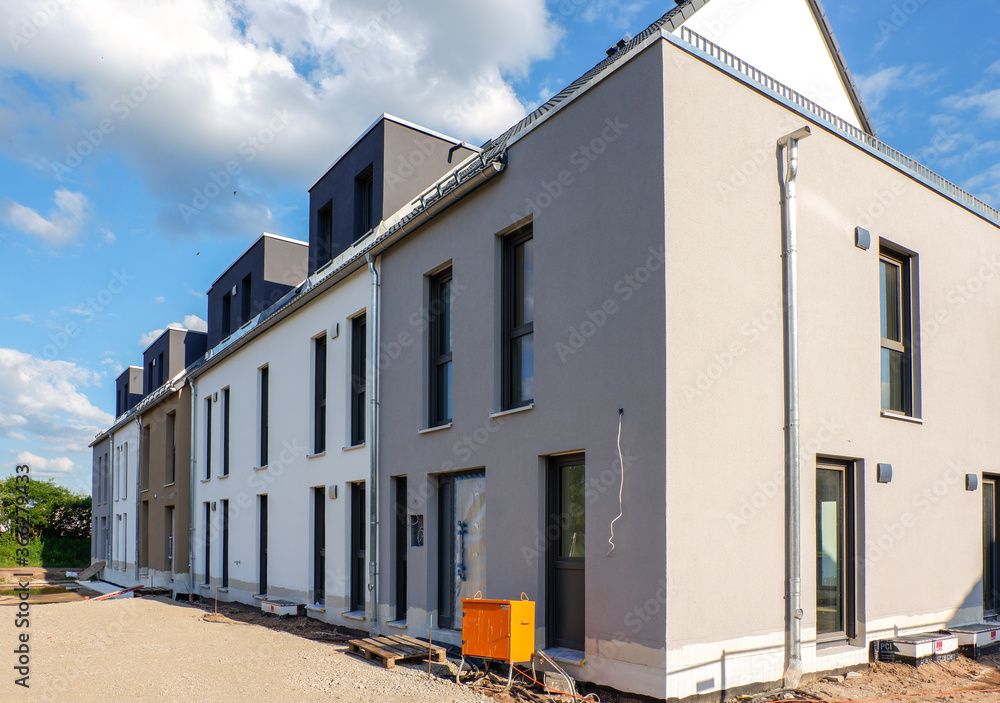 Der Neubau der Wohneinheiten ist fertig Stock Photo | Adobe Stock