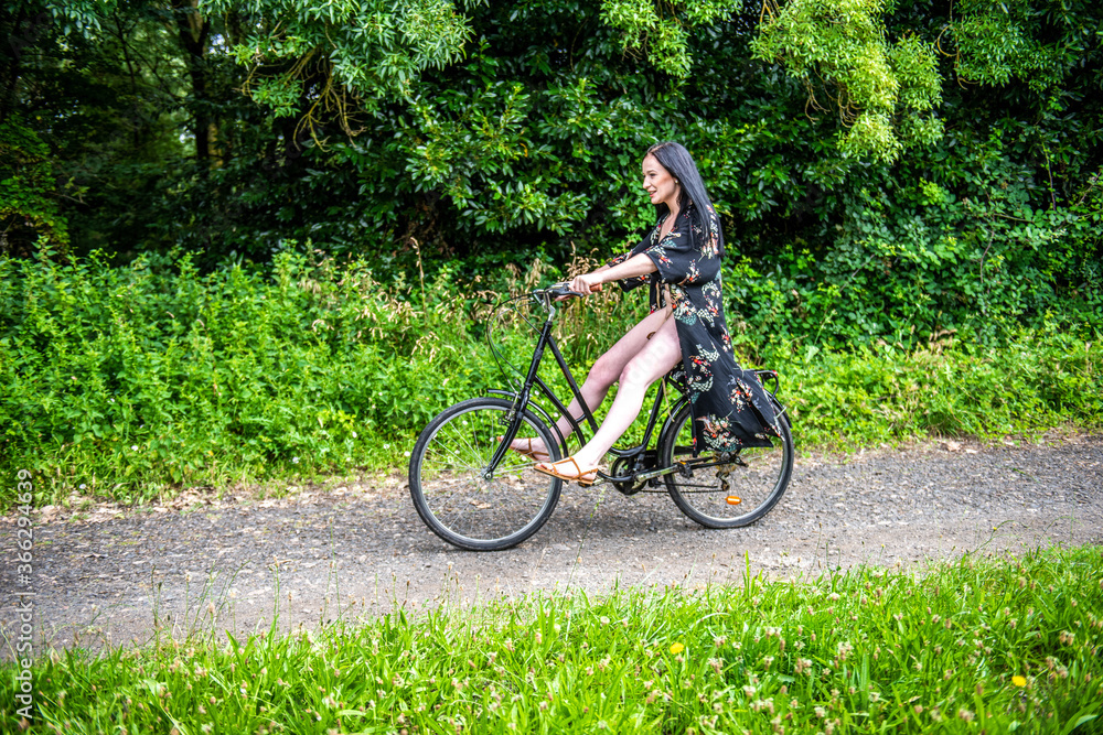 Fille Nue à Vélo En Sous Bois Foto De Stock Adobe Stock