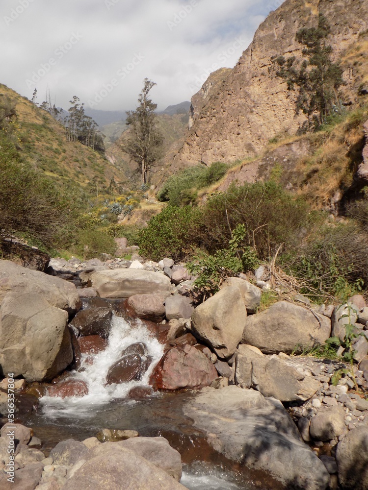 Paisaje de la provincia de Huarochirí. Lima, Perú. Riachuelo entre ...