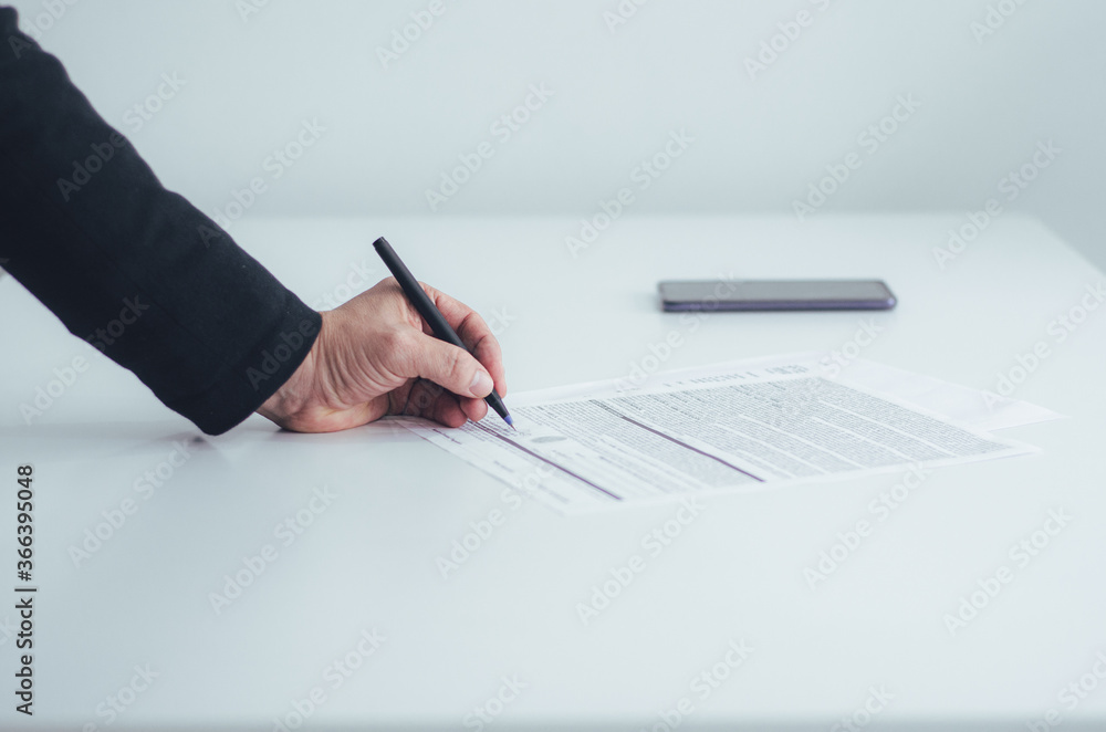 Foto de Mano de hombre de negocios firmando un documento oficial ...