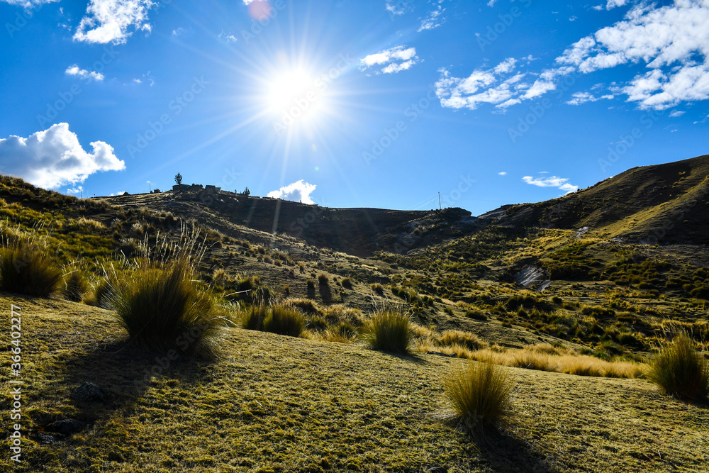 Foto de El sol alumbrando una quebrada lleno de pasto verde y ichu en ...