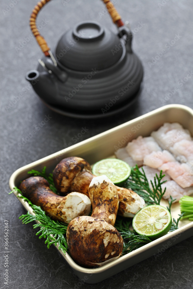 dobin mushi (Japanese cuisine) : steamed matsutake mushroom and pike ...