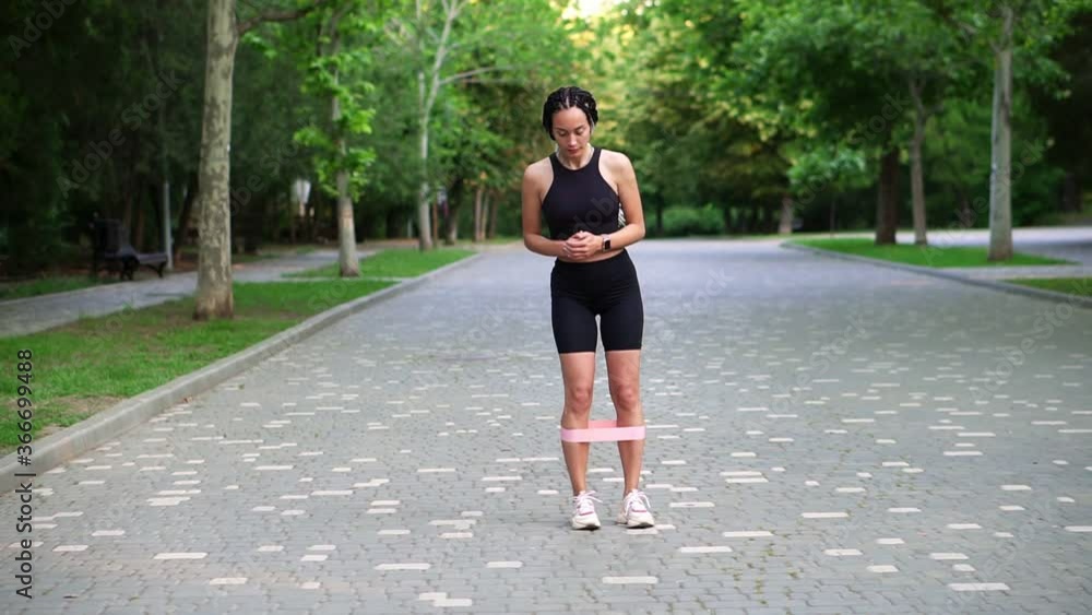 Vidéo Stock Front view of stylish woman makes side steps with pink ...