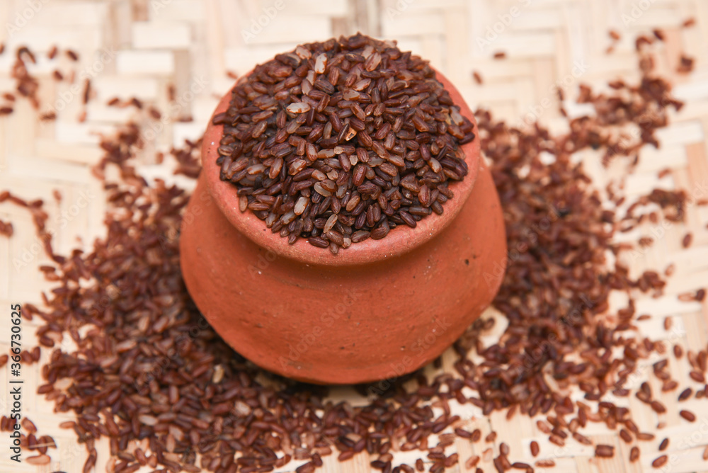 Foto de Red or brown Rice porridge, Kanji, in clay pot Kerala South ...