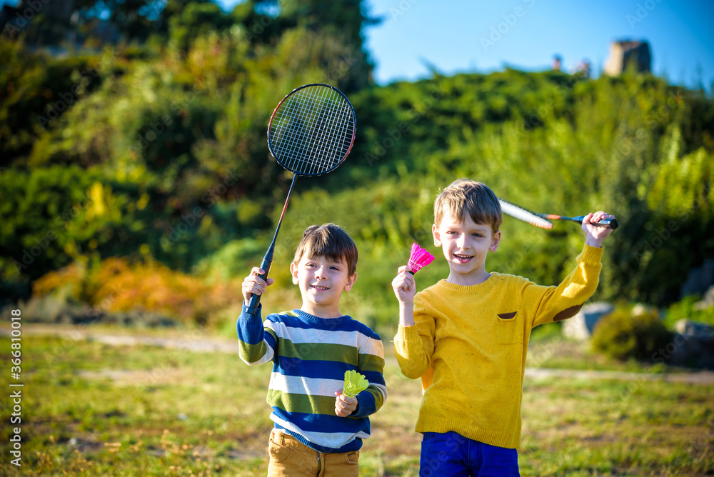 Foto de Active preschool girl and boy playing badminton in outdoor ...