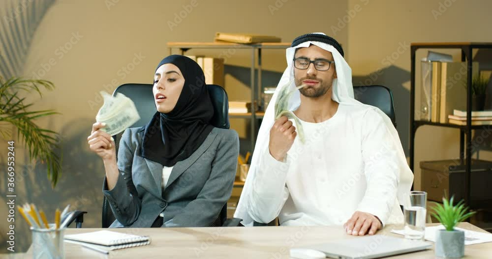 Arabs businesswoman and businessman in traditional emirates outfit ...