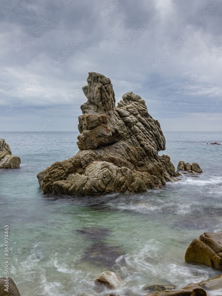 roca rodeada de agua con texturas gravadas muy espectaculares, con ...