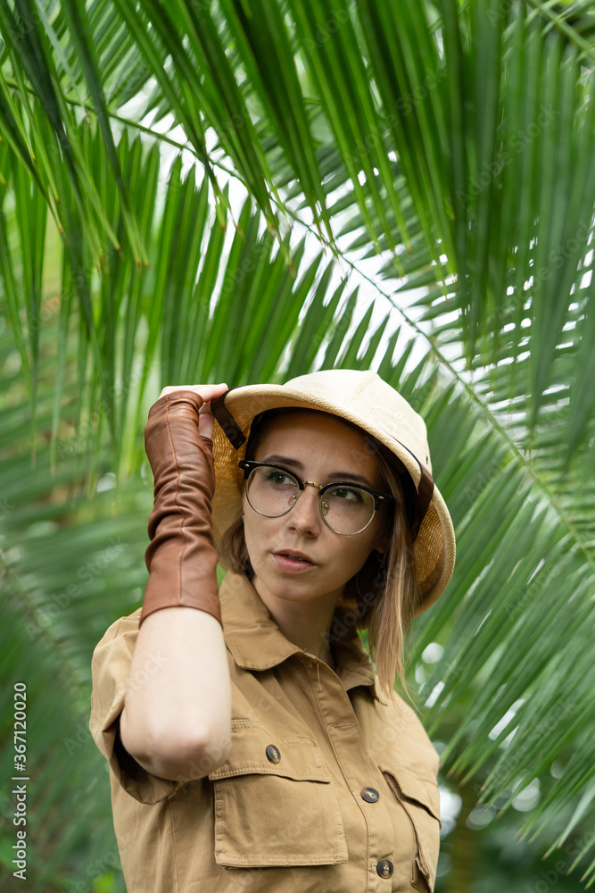 Foto de Woman botanist dressed in safari style in greenhouse ...