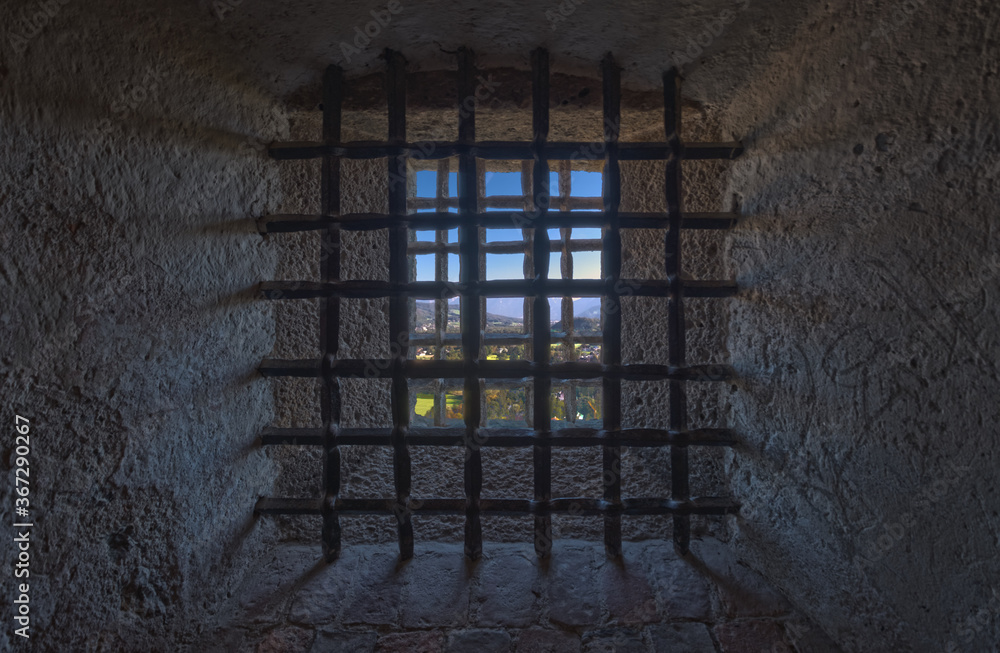 old prison window, vista desde prisión en castillo antiguo Stock Photo ...