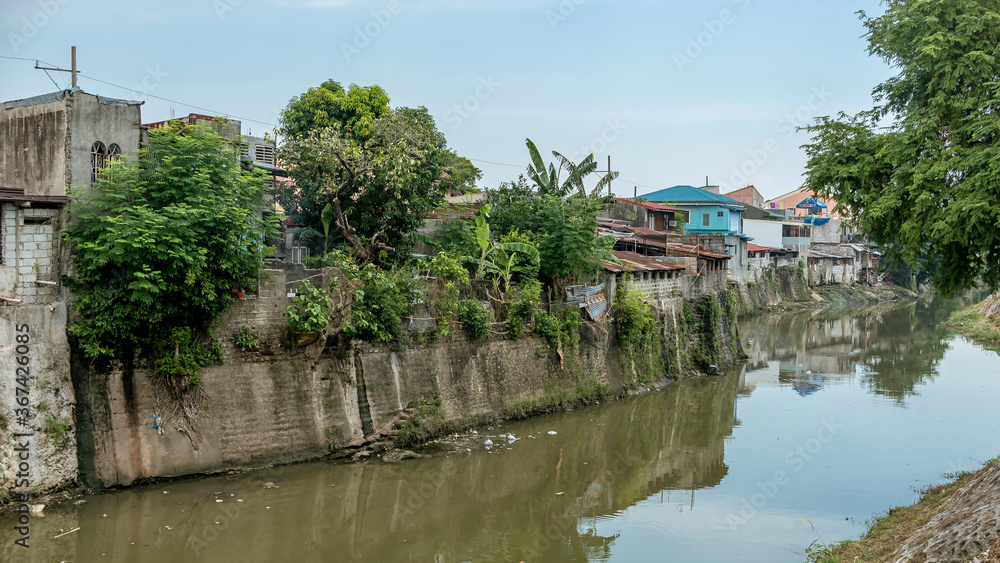 Fotografia do Stock: A slum or squatter area along the Zapote River ...