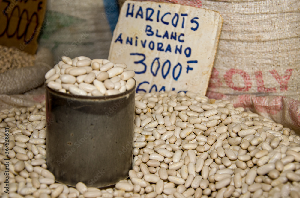 Haricots blanc en vrac dans le marché de Nosy Be - Madagascar Stock ...