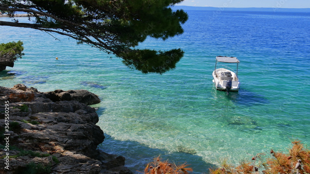 Kleines Boot vor einer Bucht in Brela an der Makarska-Riviera ...