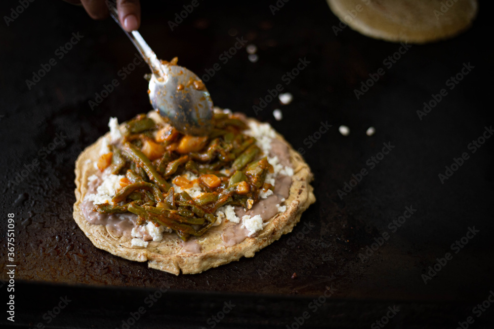 sope hecho a mano en comal, comida mexicana, hecha a mano, mexico ...