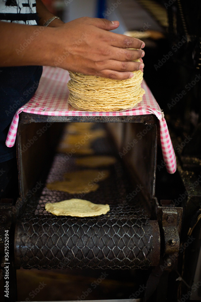 Manos mexicanas agarrando tortillas, tortillas recien hechas, maquina ...