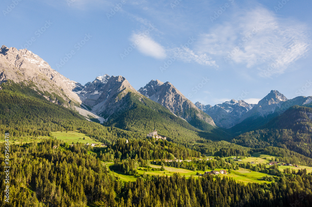 Foto de Scuol, Tarasp, Unterengadin, Bergdorf, Schloss, Fontana, Vulpera, Kirche, Wanderweg ...