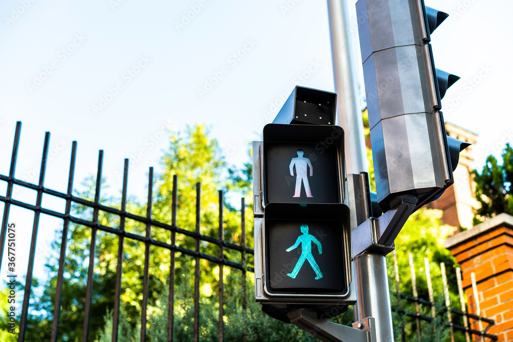 Semáforo en verde pra peatones en la ciudad con luz de día Stock 写真 ...