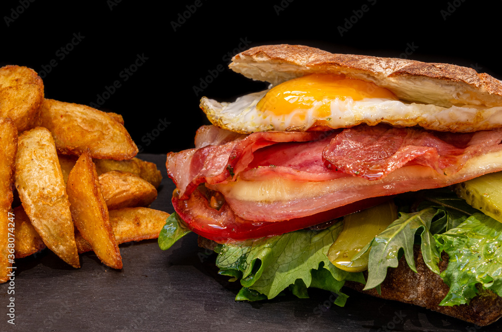 Primer plano de hamburguesa / sandwich con lechuga , tomate, huevo ...