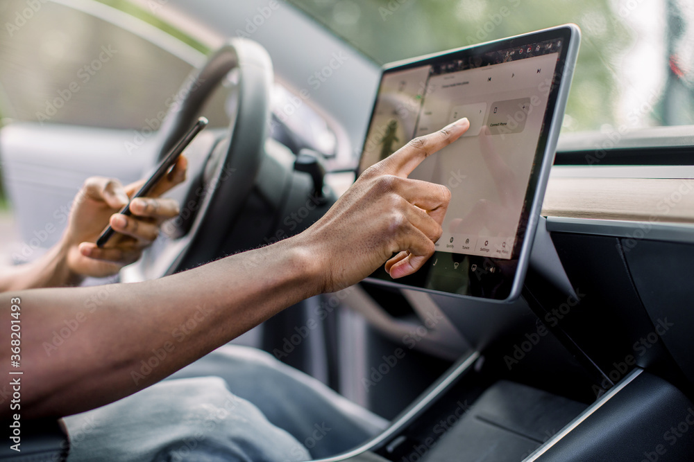 Autopilot self-driving car system with no human intervention. Close up ...