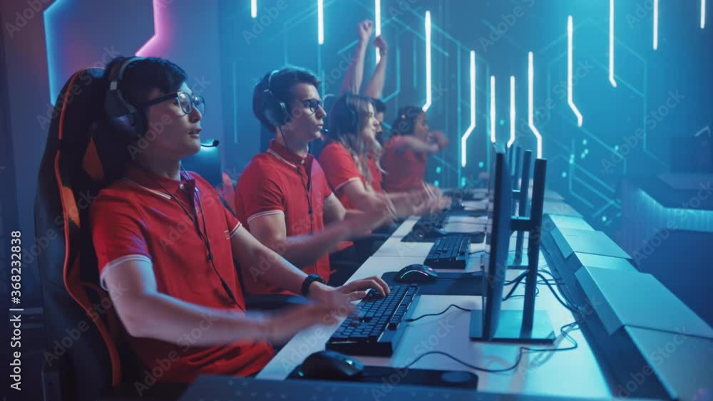 Vídeo do Stock: Two Esport Teams of Pro Gamers Play in Mock-up FPS ...