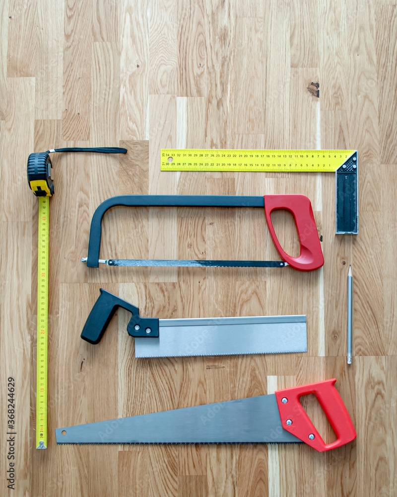 Foto de The set of construction tools includes different saws ...