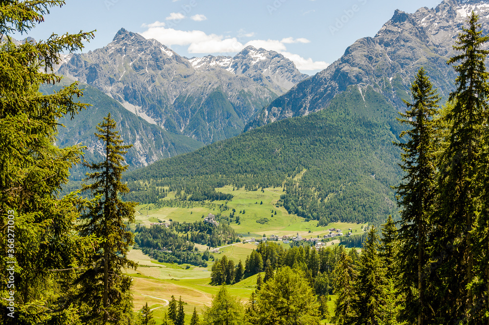 Scuol, Tarasp, Unterengadin, Bergdorf, Schloss, Fontana, Vulpera ...