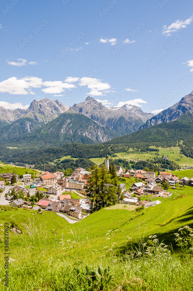Ftan, Dorf, Kirche, Engadiner Dorf, Engadiner Häuser, Wanderweg ...