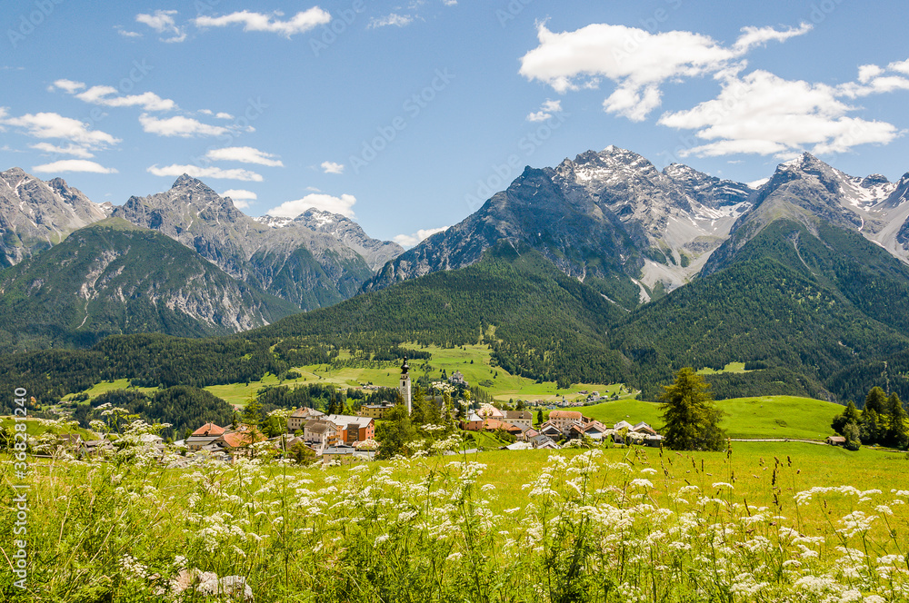 Ftan, Engadiner Dorf, Engadiner Häuser, Wanderweg, Bergwiese ...
