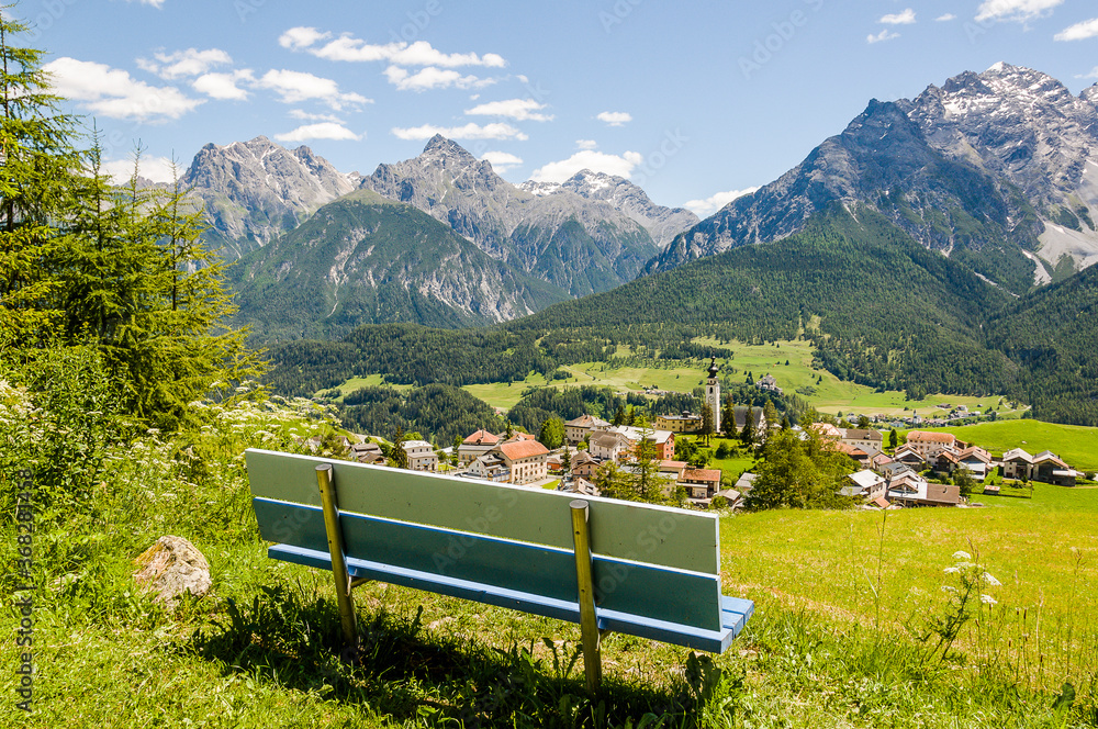 Stockfoto Ftan, Engadiner Dorf, Engadiner Häuser, Wanderweg ...