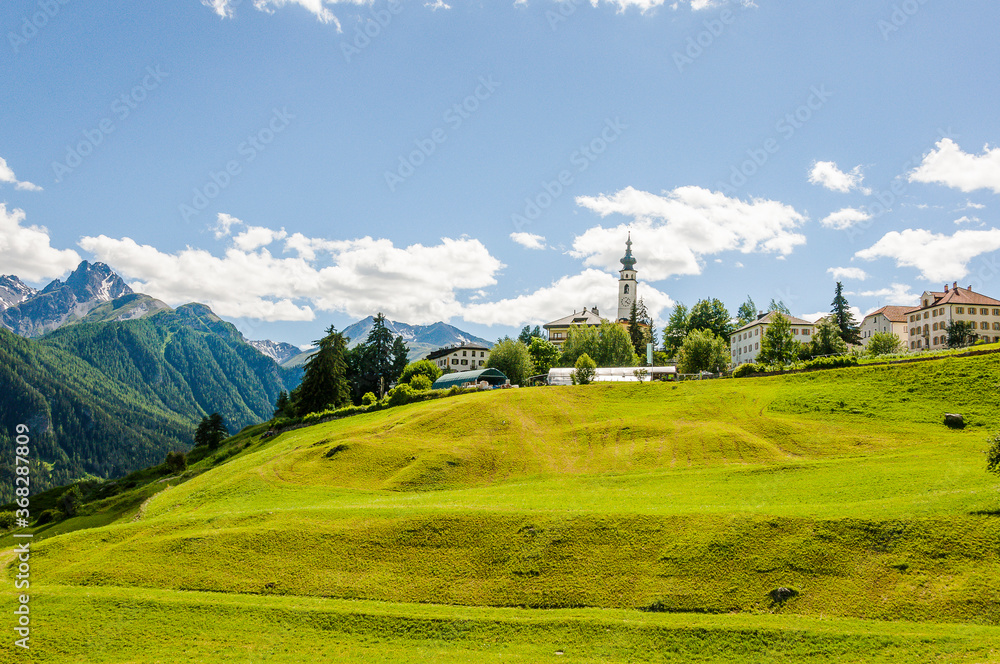 Ftan, Dorf, Dorfkirche, Engadiner Dorf, Engadiner Häuser, Wanderweg ...