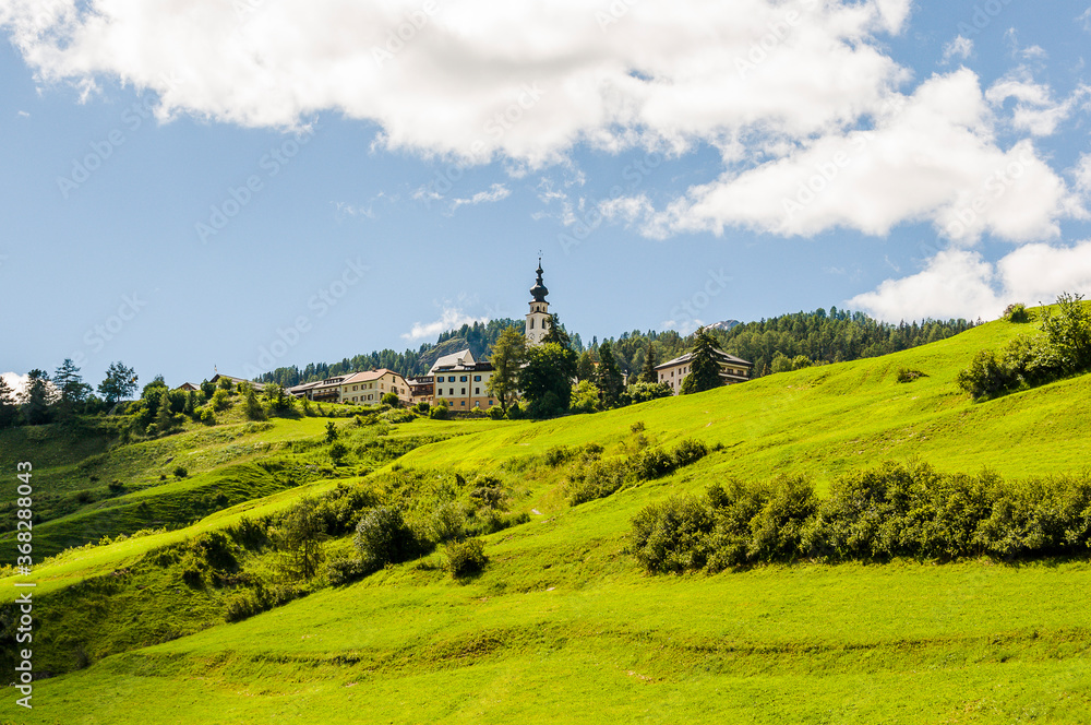 Foto de Ftan, Dorf, Dorfkirche, Engadiner Dorf, Engadiner Häuser ...