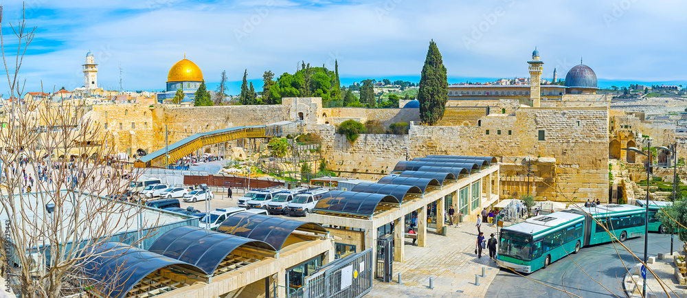 The checkpoint at the Western Wall Square and Temple Mount complex ...