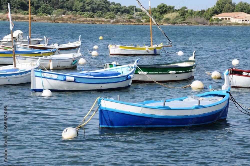 magnifiques barques colorées sur la mer Méditerranée Stock Photo ...