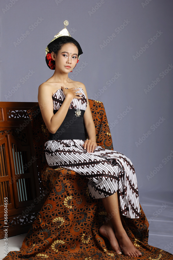 Beautiful javanese woman wearing a lurik. Traditional javanese costume ...
