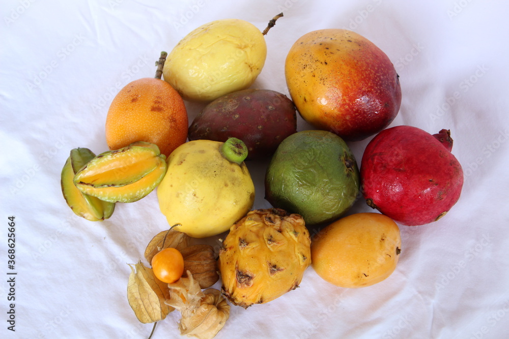 Variedad de frutas típicas del Perú, lúcuma, camu camu, pitahaya ...