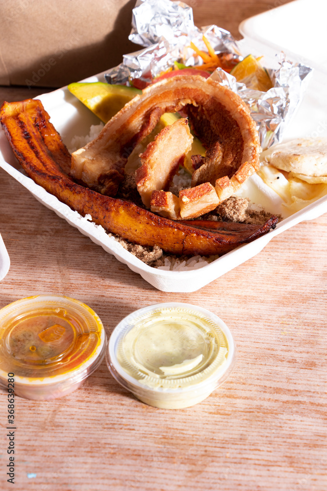 Comida tradicional colombiana casera empacada en empaque ecologico y ...