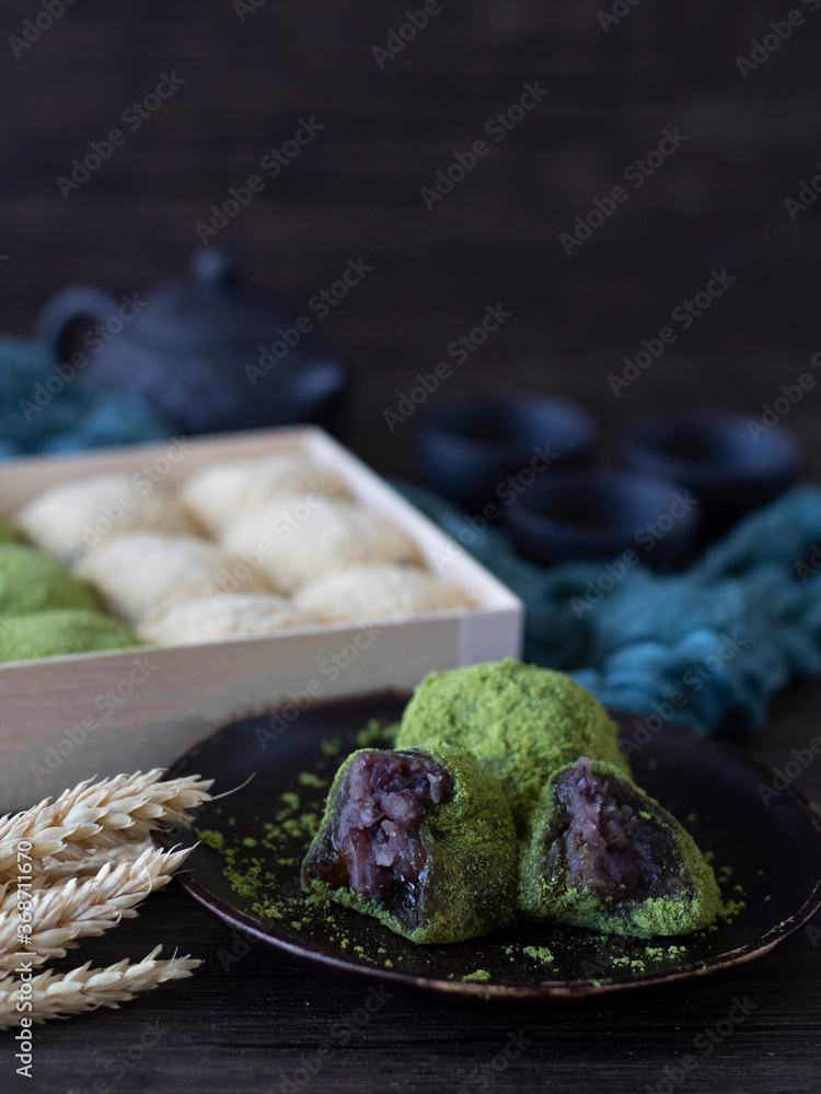 Foto de Matcha Daifuku Mochi (Green Tea Mochi With Red Bean Fillings ...