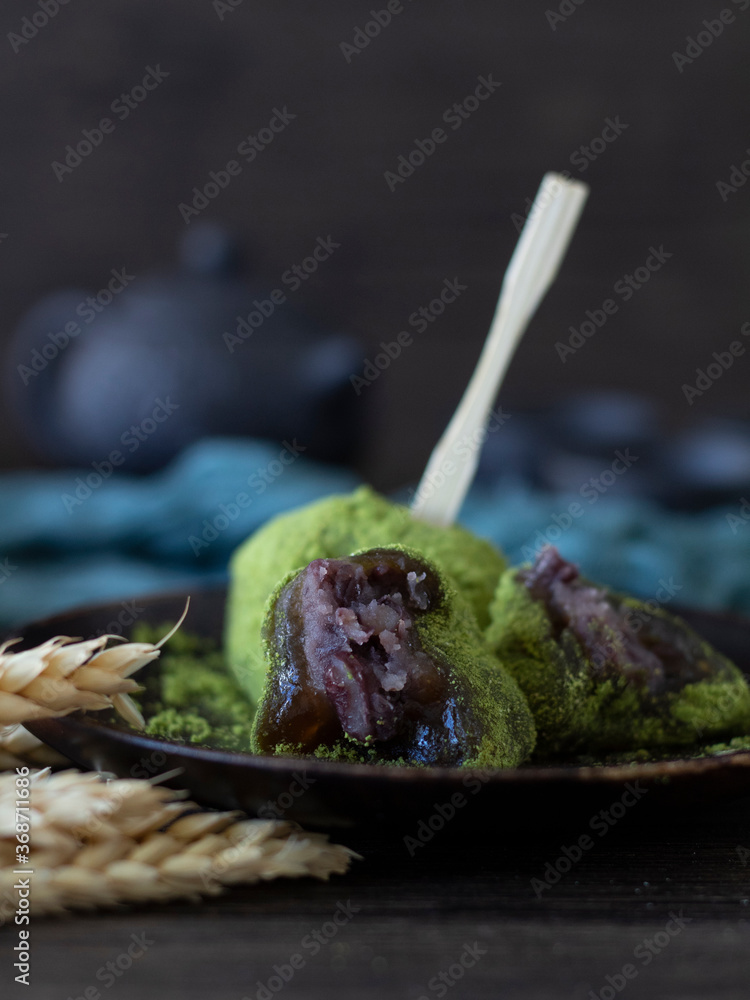 Foto de Matcha Daifuku Mochi (Green Tea Mochi With Red Bean Fillings ...