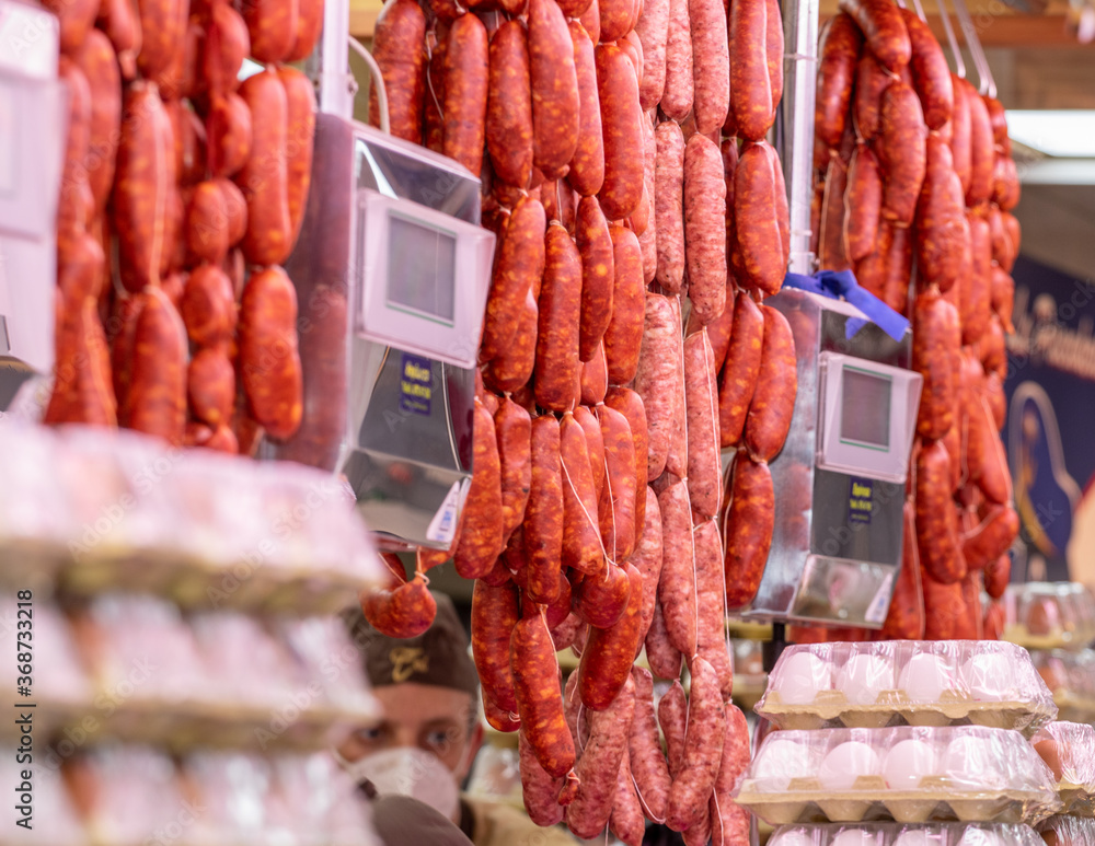 racimos de chorizo colgando en el mostrador de una carniceria Stock ...