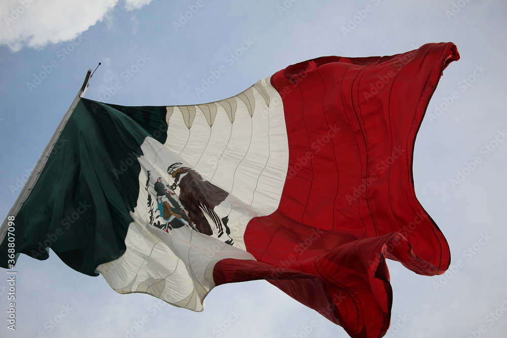 Póster BANDERA DE MEXICO IZADA EN HASTA BANDERA QUE TIENE UN LEVE ...