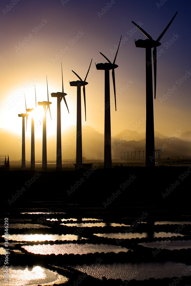 Espectacular campo eólico en las salinas al atardecer. Concepto de ...