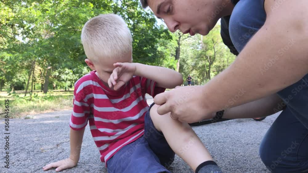 A four-year-old boy fell off a scooter and broke his knee. Dad provides ...