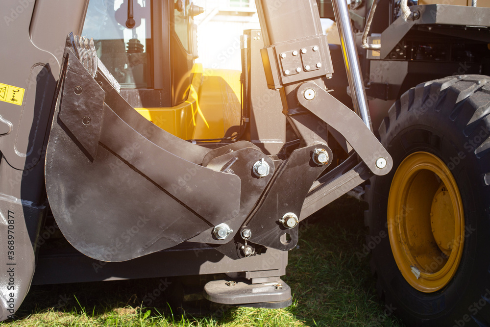 Hydraulic mechanism on construction equipment for driving a bucket on ...
