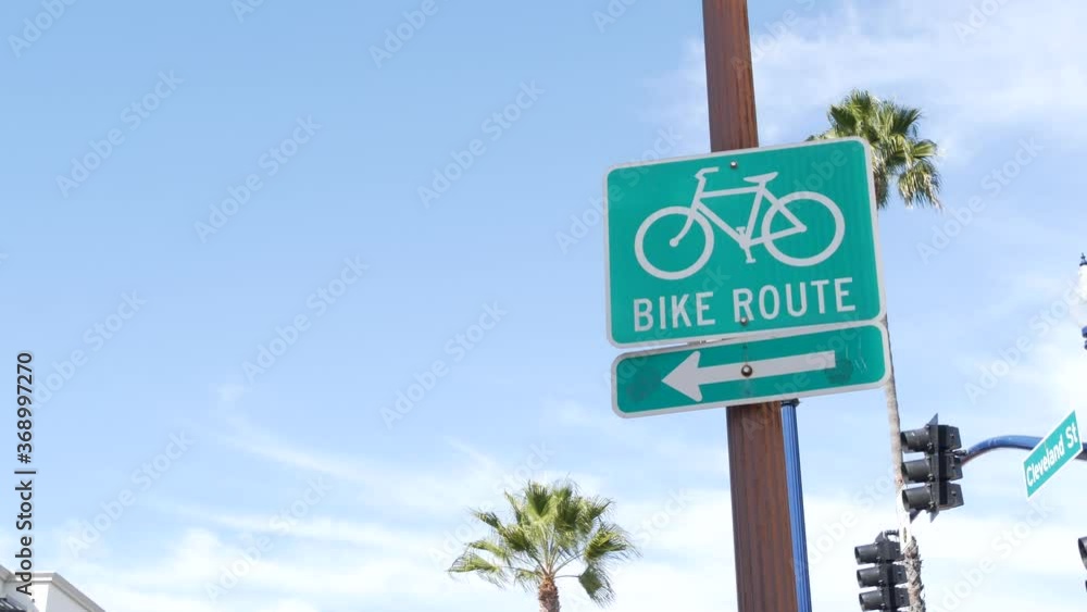 Vidéo Stock Bike Route green road sign in California, USA. Bicycle lane ...